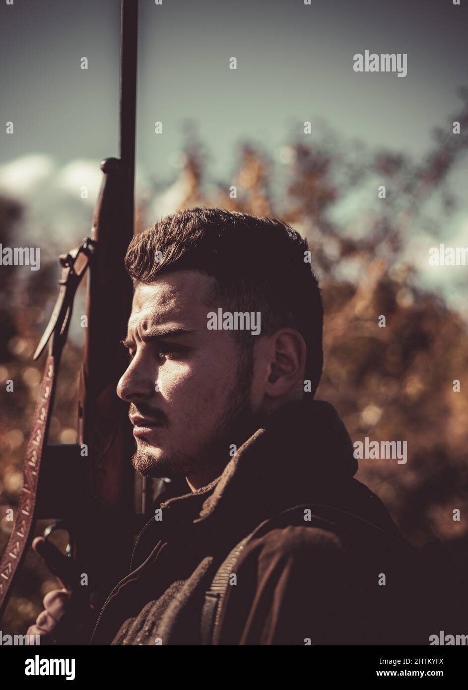 Chasseur avec fusil de chasse. Chasseur pendant la saison de chasse de ...