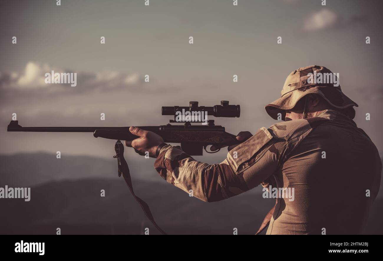 Hunter Classic. Chasseur avec un fusil de chasse. Chasseur d'homme avec ...