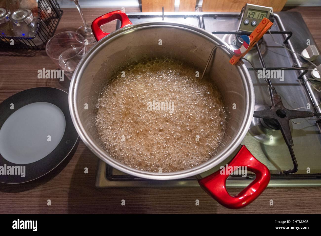 Faire de la confiserie belge chez soi. Le sucre de bonbons belge est un ...