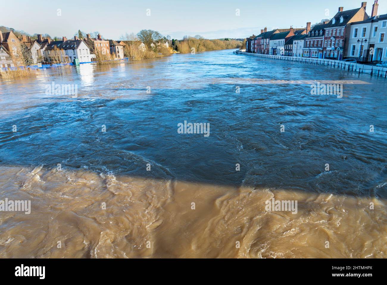 Torrents puissants d'eau de rivière en plein essor, des collines et des ...
