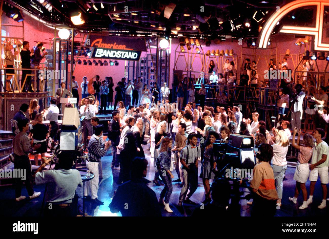 American Bandstand avec Dick Clark, danseurs, public et logos. Show ...