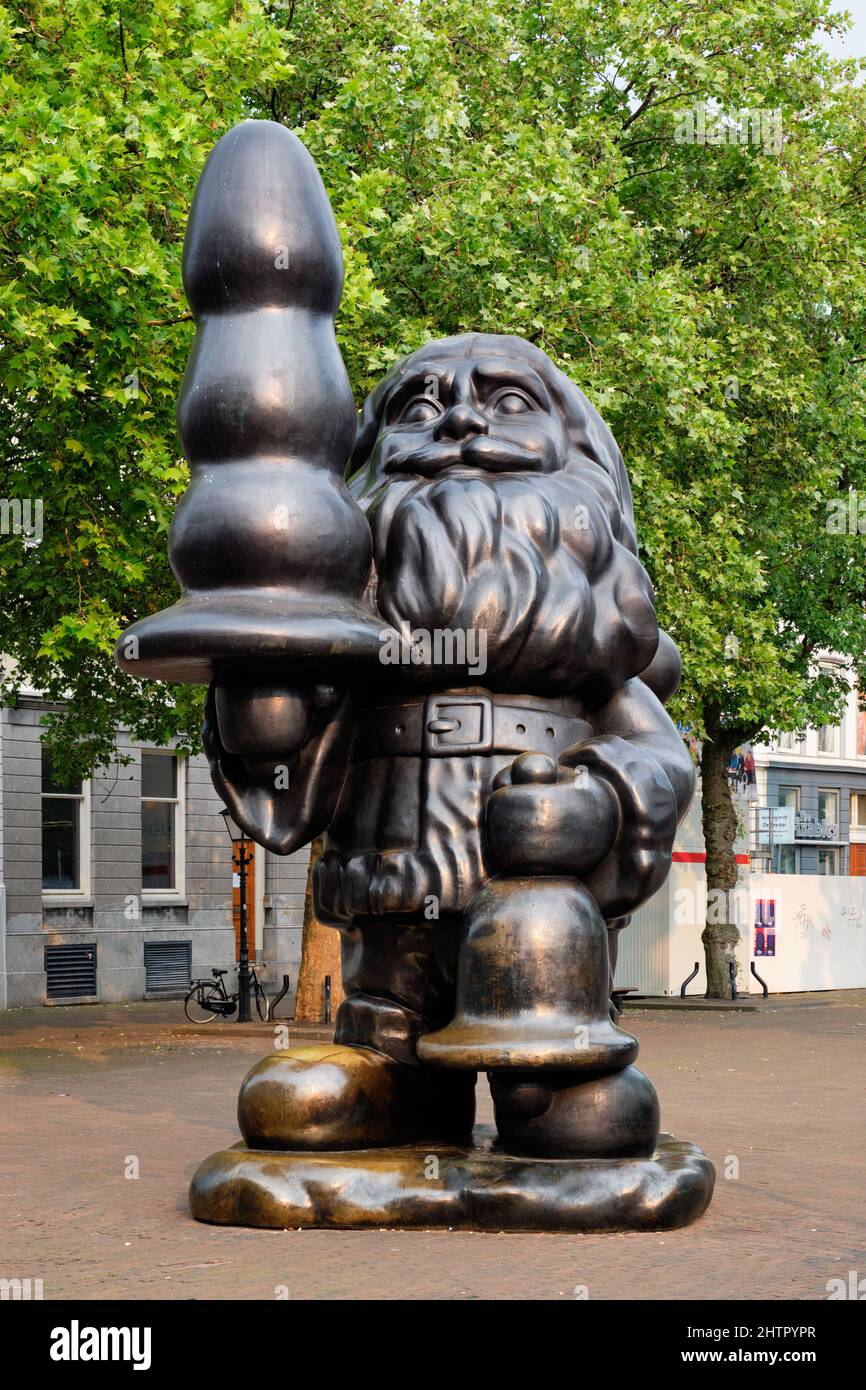 La sculpture du Père Noël, alias Buttplug Gnome, est une statue de Paul ...