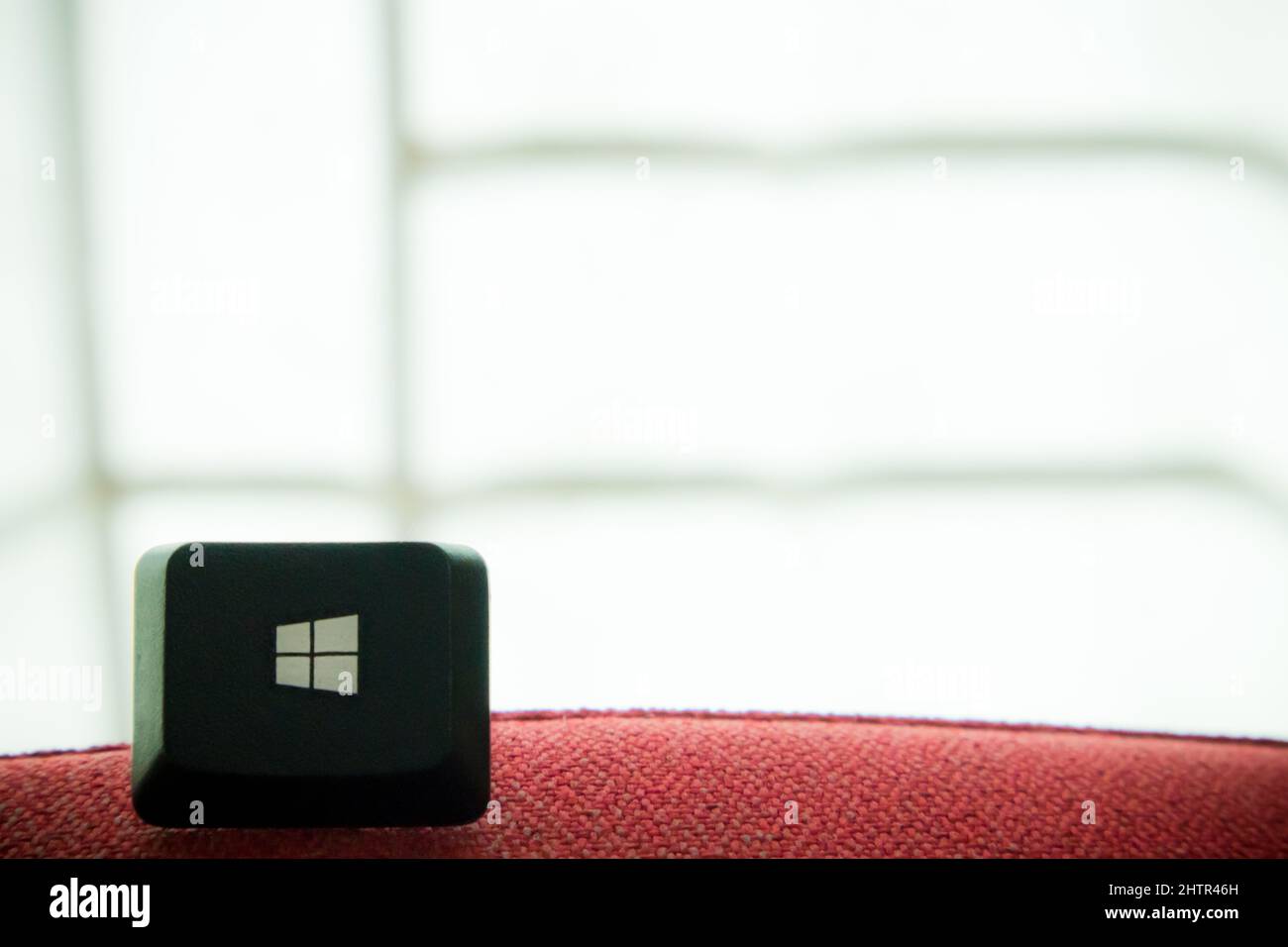 Bouton de démarrage Windows d'un clavier devant une fenêtre sur une ...