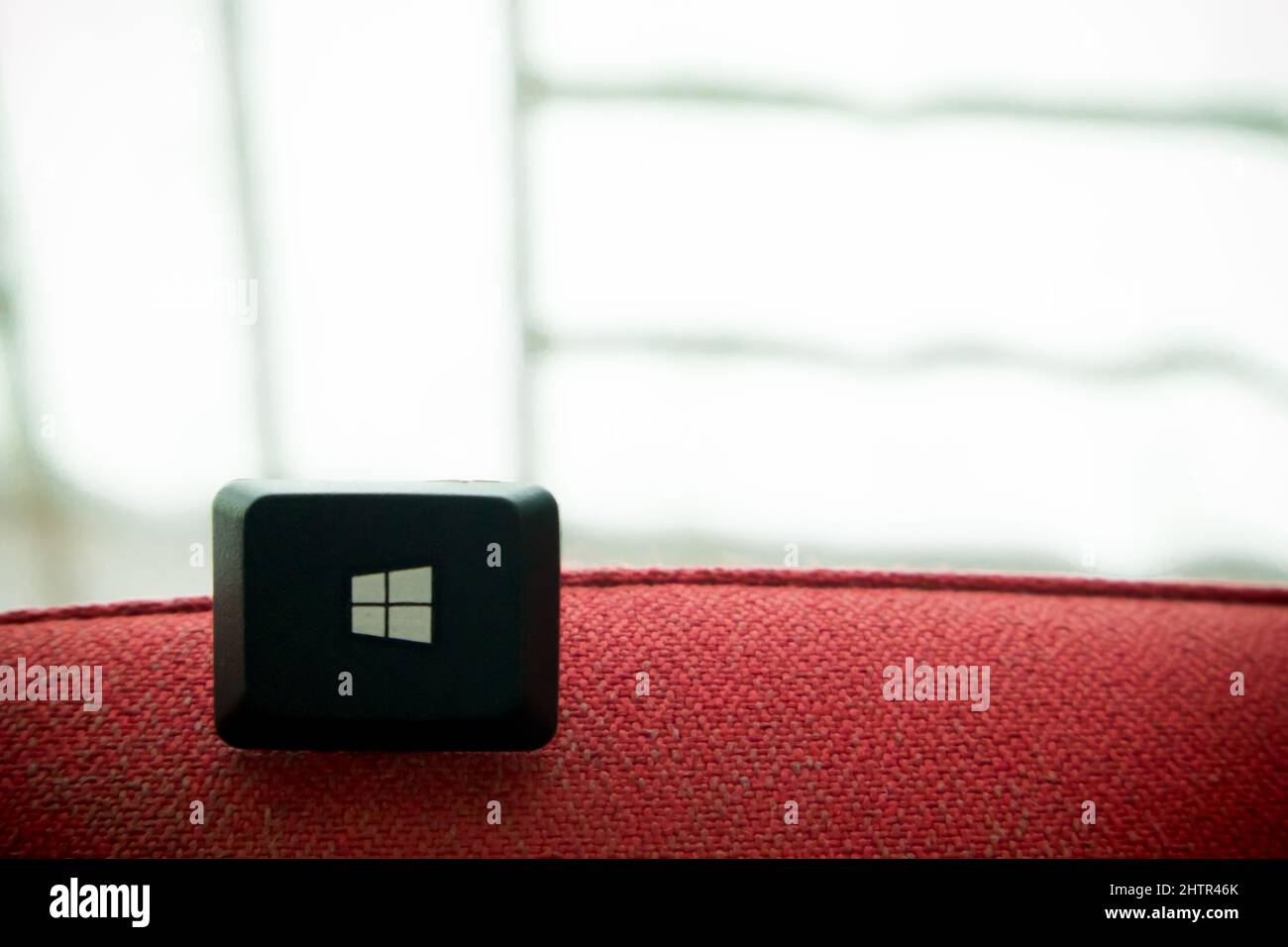 Bouton de démarrage Windows d'un clavier devant une fenêtre sur une ...