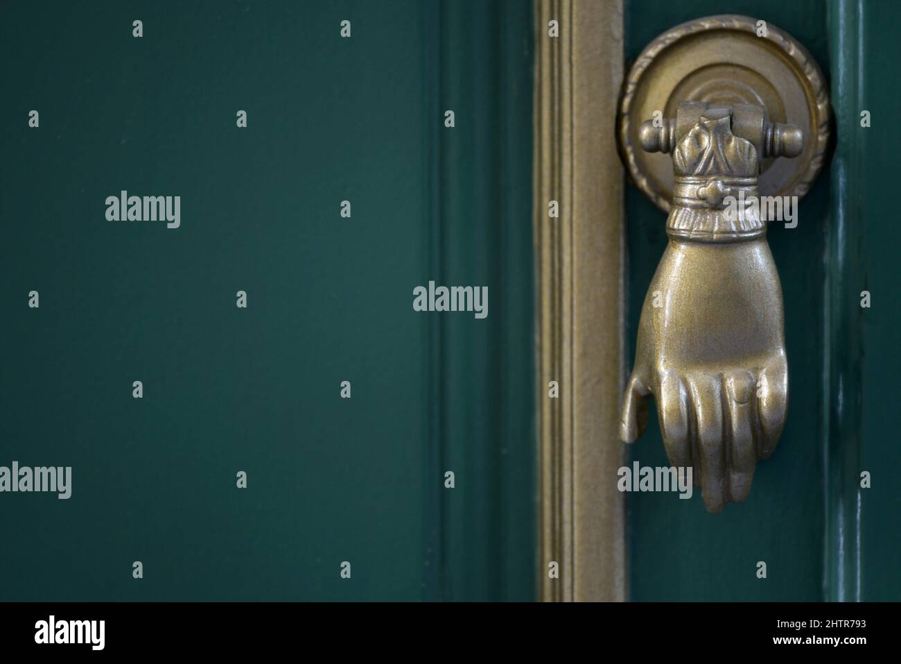 Ancienne maison néoclassique porte en bois vert cyprès avec un ancien ...