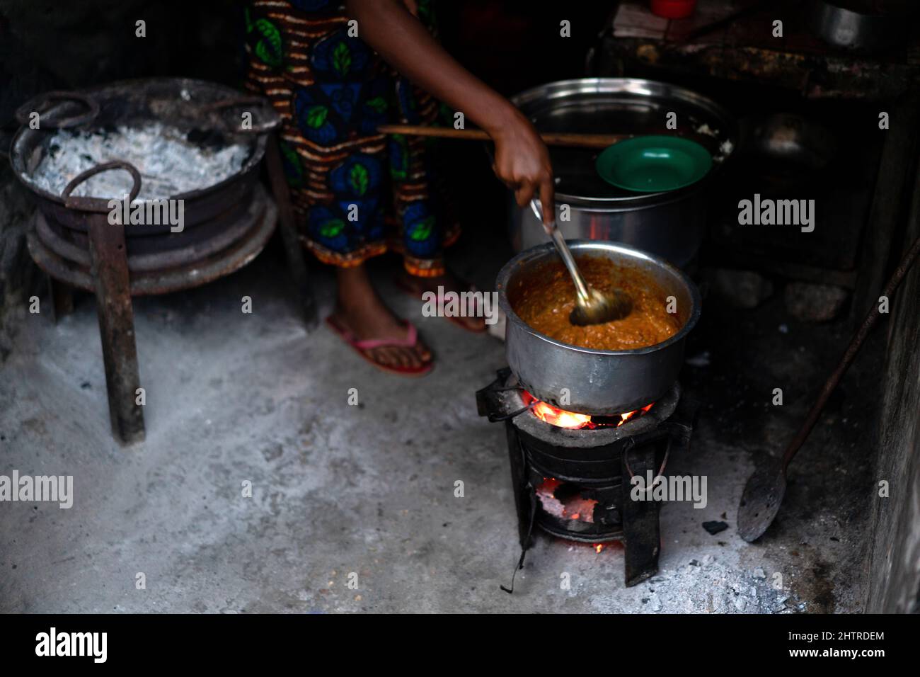 Indian poor woman cooking Banque de photographies et d’images à haute ...