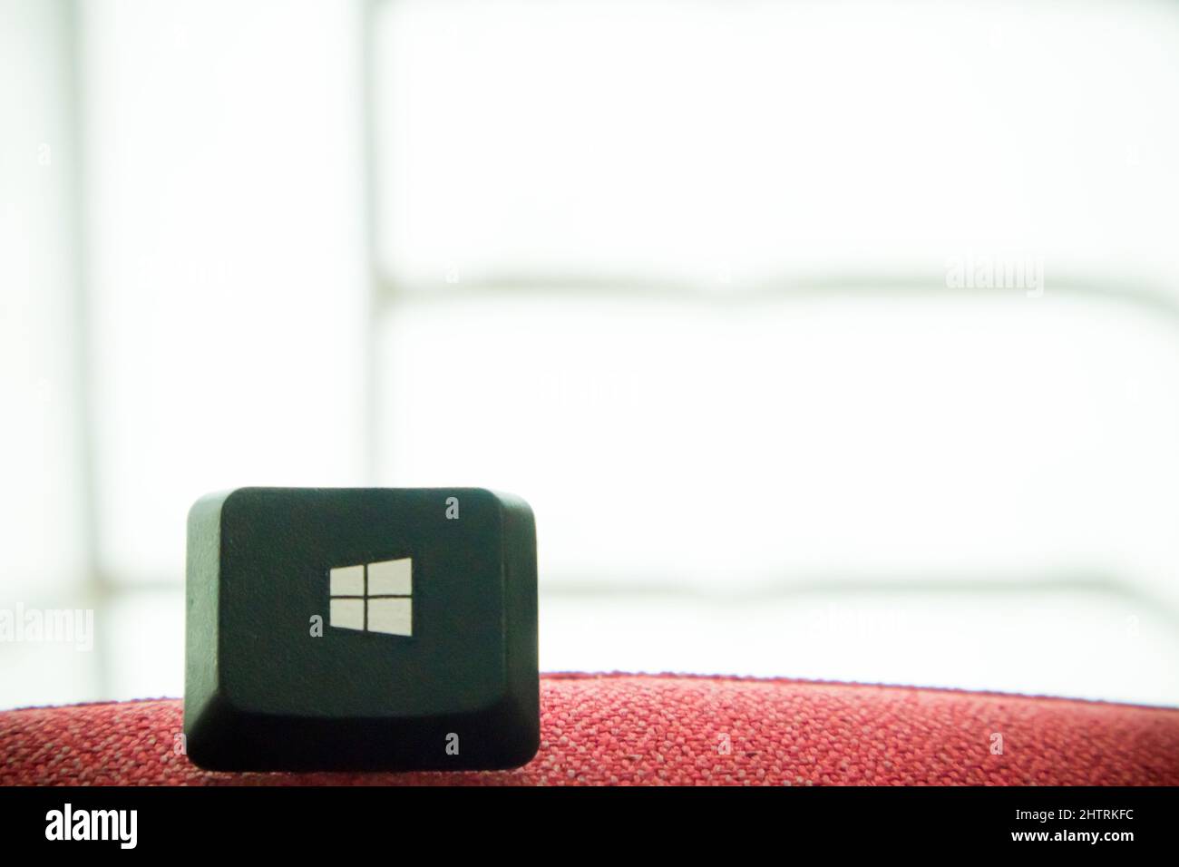 Bouton de démarrage Windows d'un clavier devant une fenêtre sur une ...