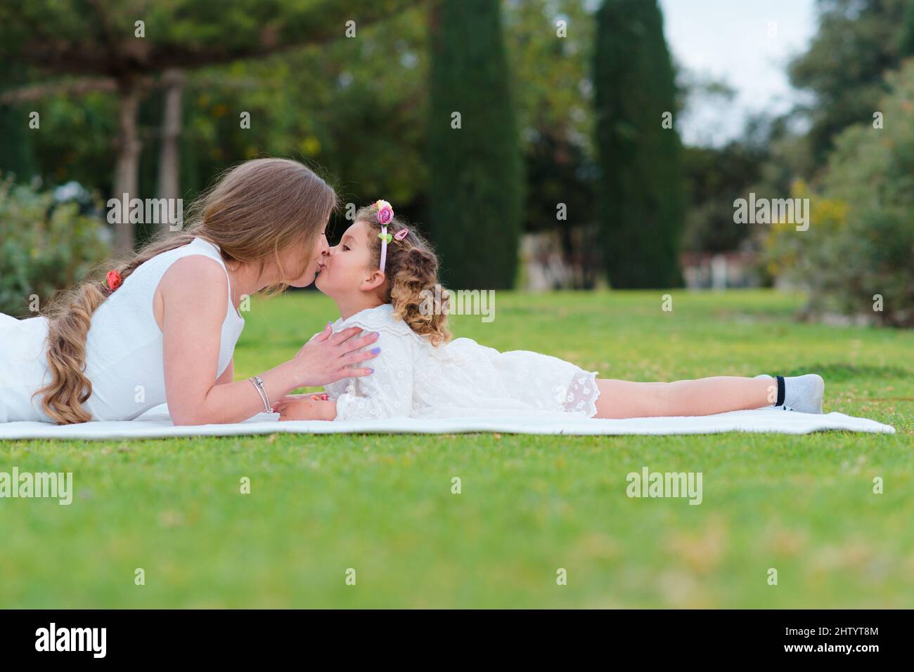 Mère Et Fille Bisous Sur La Bouche Banque De Photographies Et Dimages