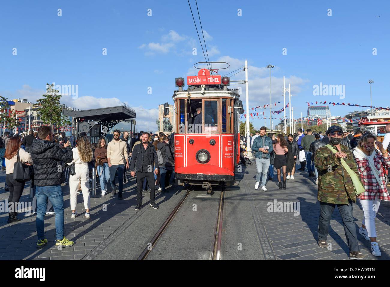 ISTANBUL, TURQUIE - 30 OCTOBRE 2021 : tramway rouge à l'ancienne dans ...