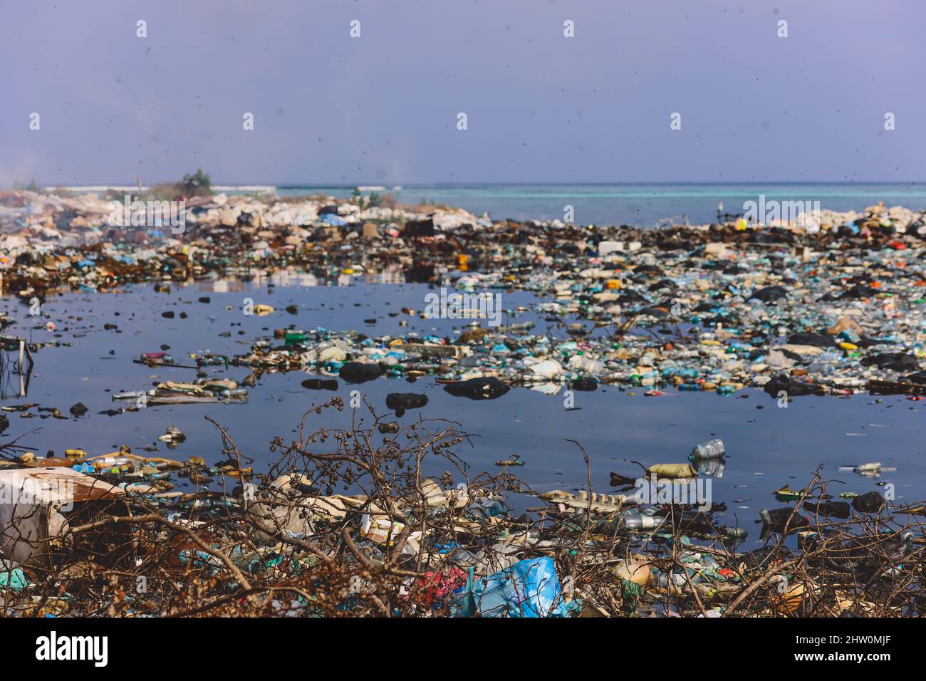Maldives pollution on beach Banque de photographies et d’images à haute ...