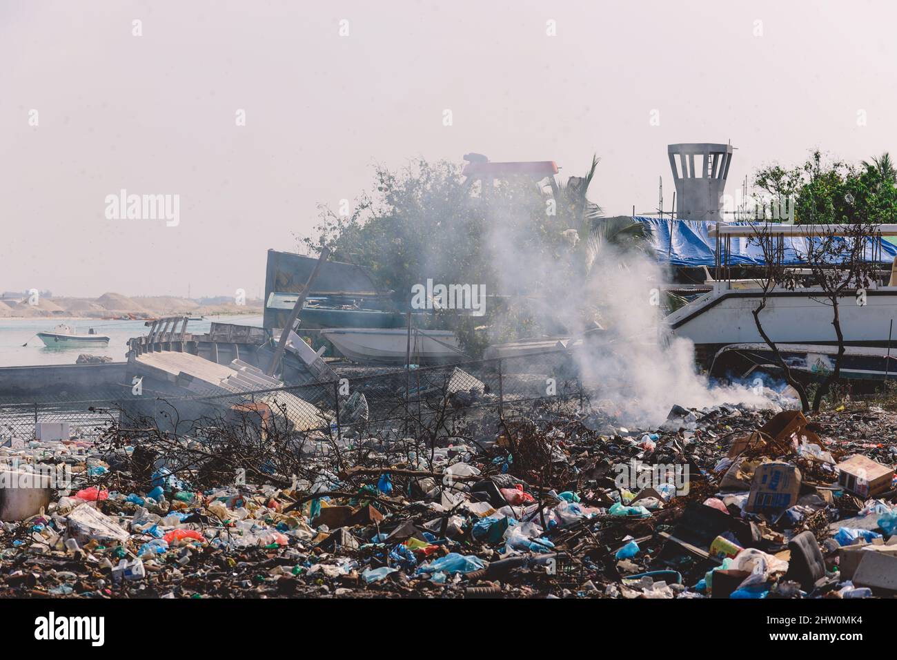 Maldives pollution on beach Banque de photographies et d’images à haute ...