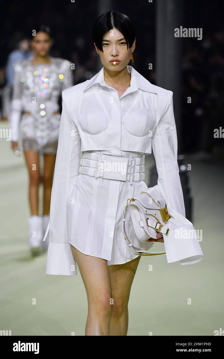 Le modèle Steph Shiu marche sur la piste au Balmain Fashion Show ...