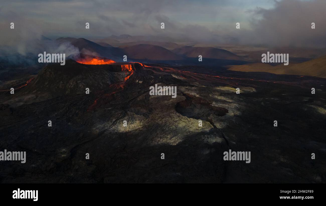 Vue aérienne impressionnante de l'explosion de lave rouge du volcan ...