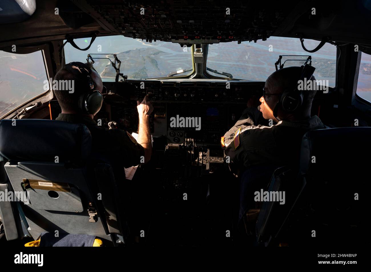 Le lieutenant-colonel Nathaniel Batts de la US Air Force, à gauche ...