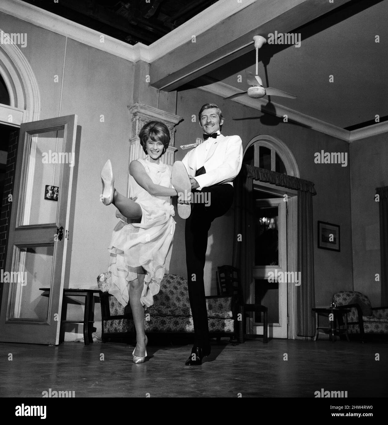 L'actrice Charlotte Rampling et son fiancé Jeremy Lloyd sur le set de ...