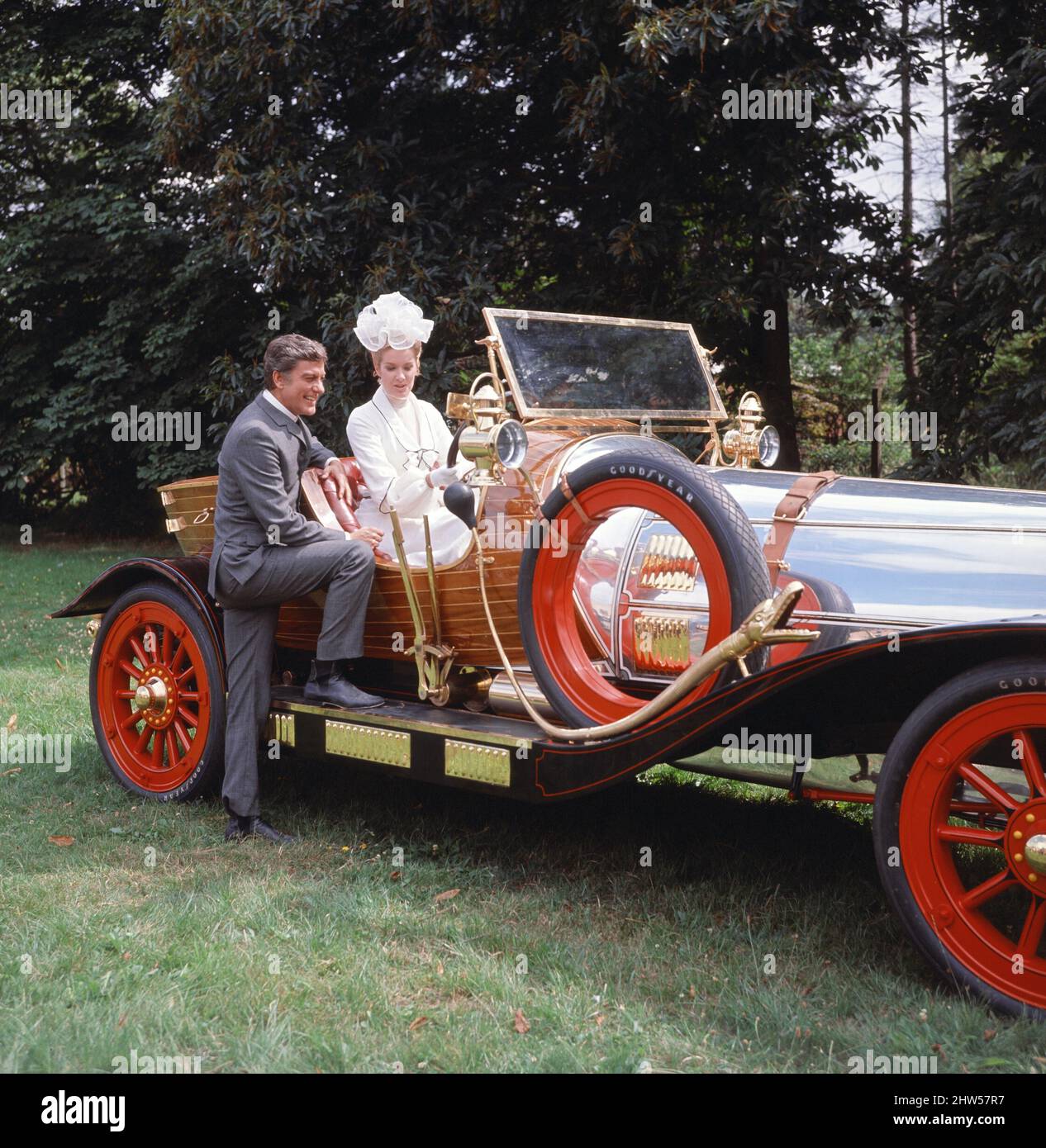 L'acteur américain Dick van Dyke et l'actrice Ann Howes avec la voiture ...