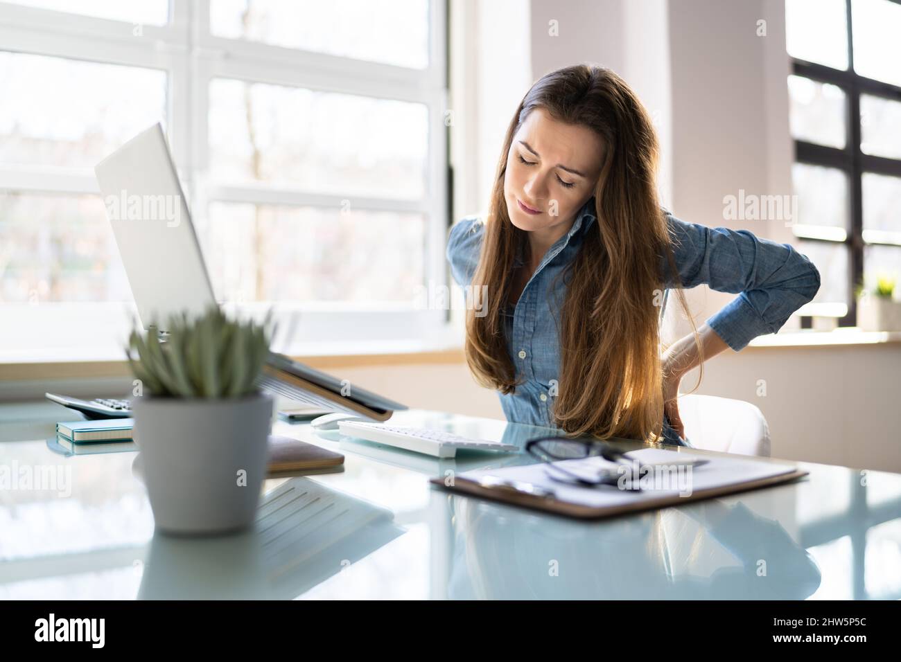 Jeune femme assise dans une chaise de bureau Banque de photographies et d’images à haute ...