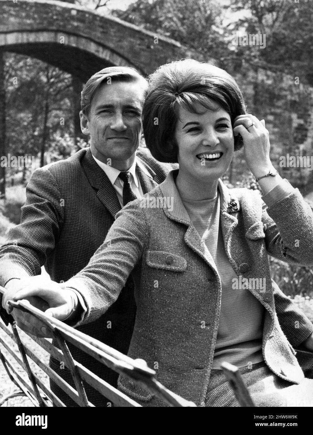 La chanteuse écossaise Moira Anderson avec son fiancé le Dr Stuart ...