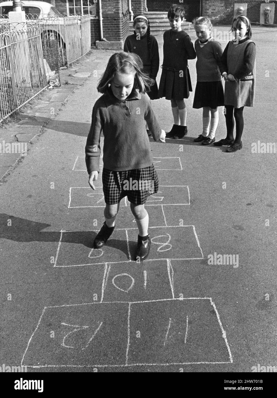 Fille marelle Banque d'images noir et blanc - Alamy