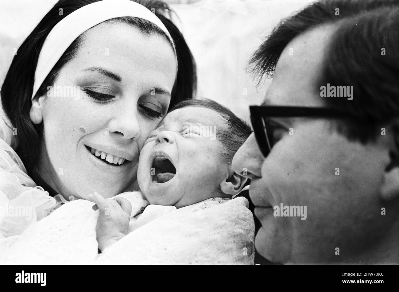 Le chef d'orchestre Sir Edward Thomas Downes et son épouse Joan ont été ...