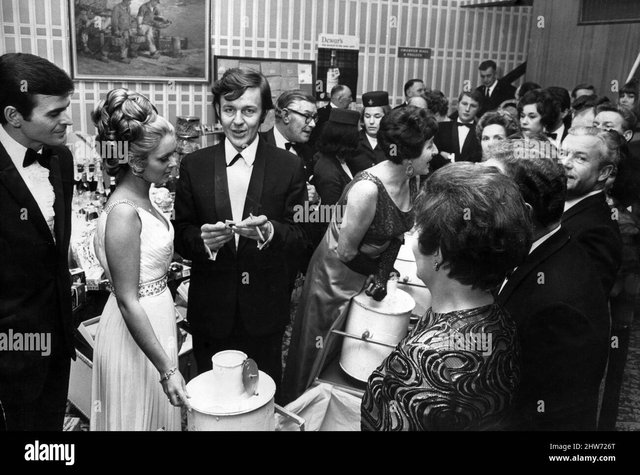Birmingham Press Club ball, 29th novembre 1968. Au stand de tombola ...