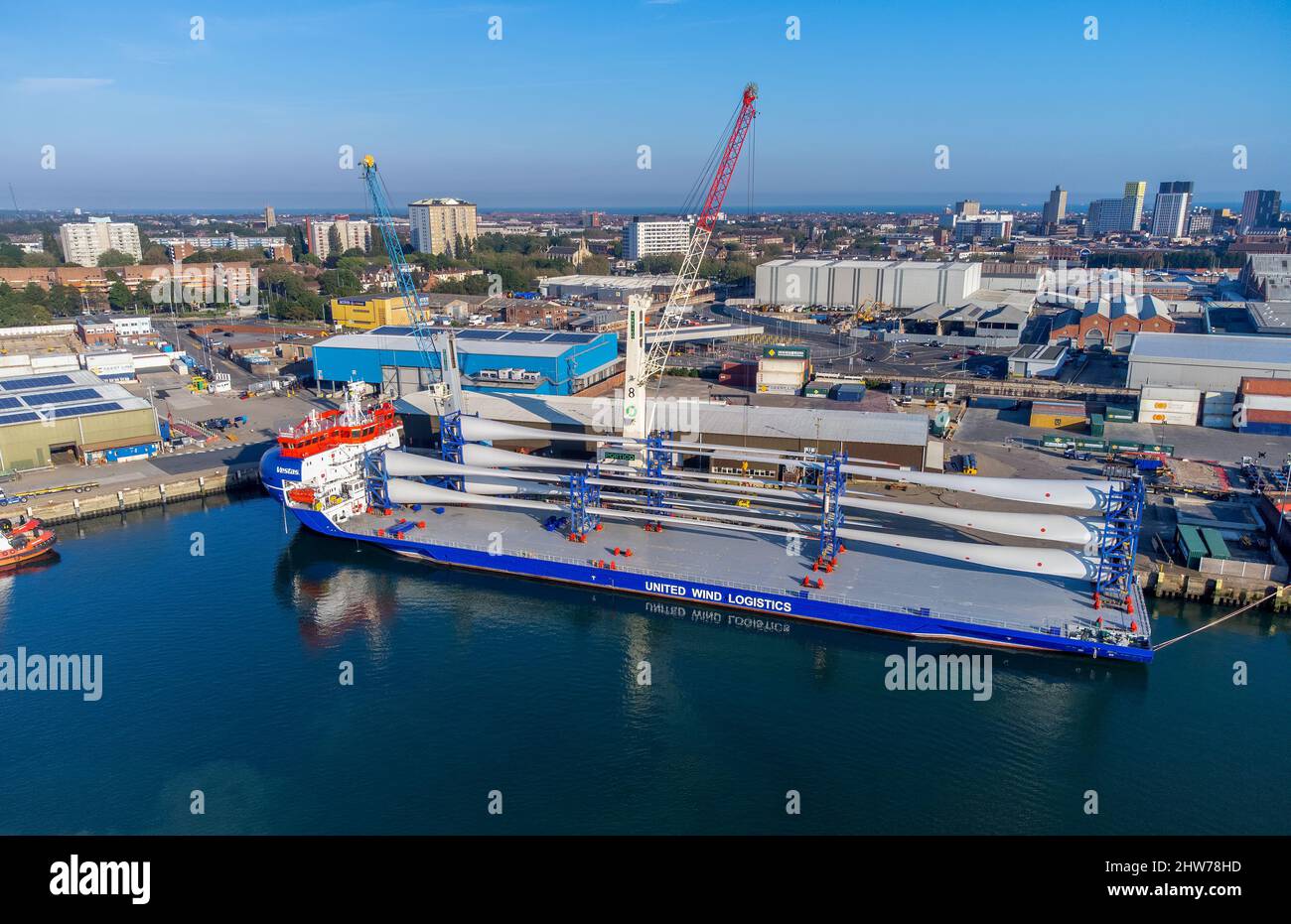 MV BraveWind navire de fret chargeant des éoliennes dans le port de ...