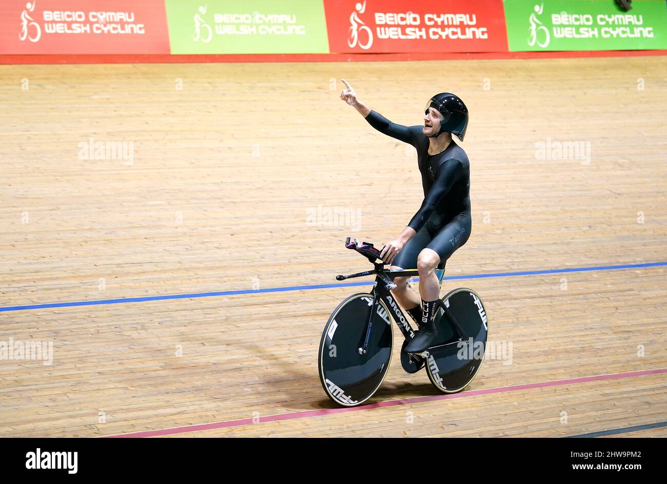 Daniel Bigham célèbre la victoire de la course masculine 4000m au cours ...
