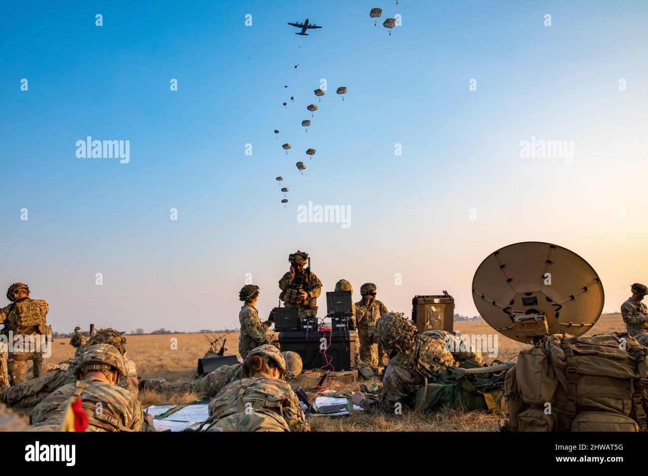 Les parachutistes de l'armée américaine, dont le 1st Bataillon ...