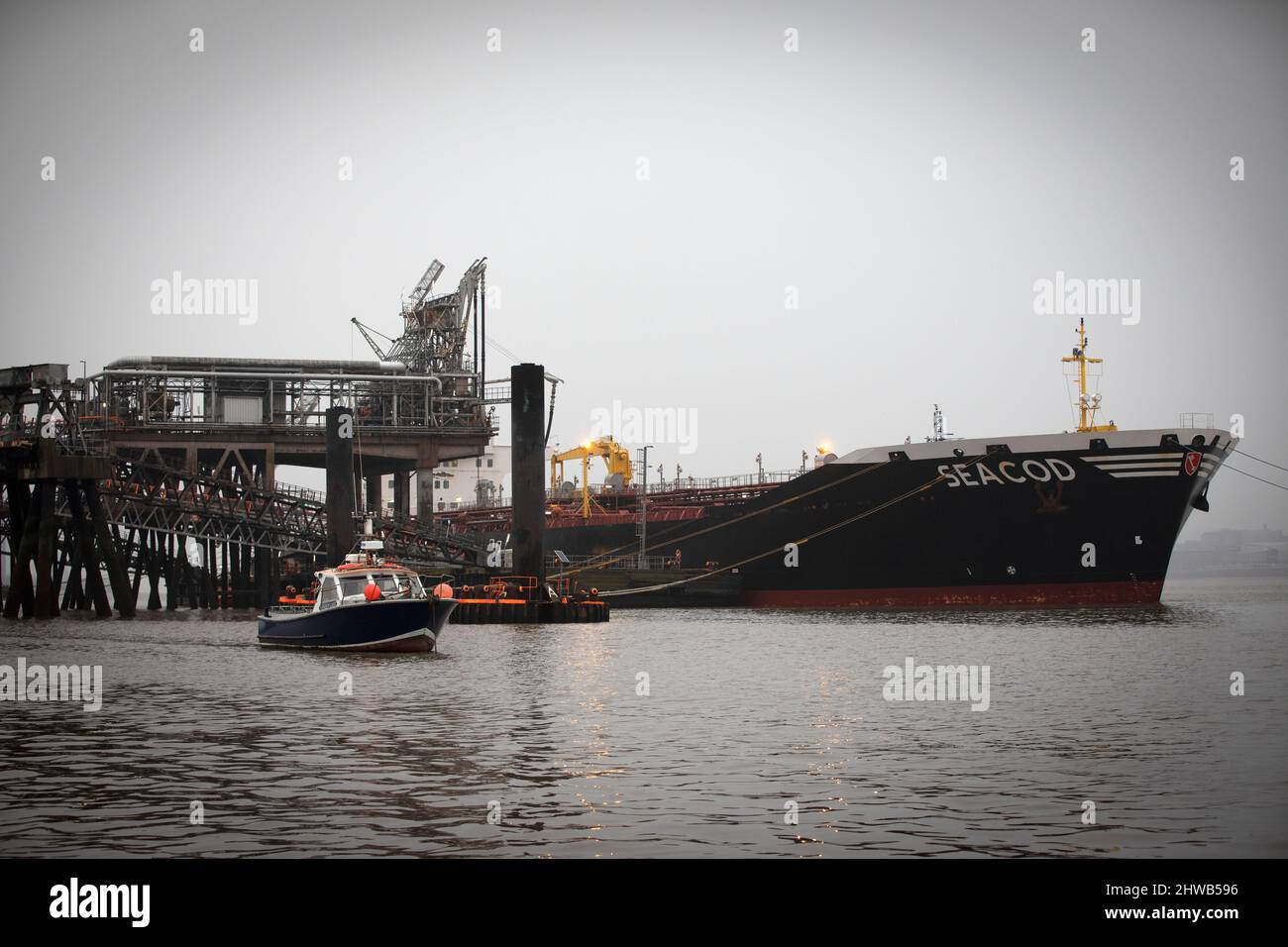 Le pétrolier allemand Seacod, amarré au terminal pétrolier de Tranmere ...