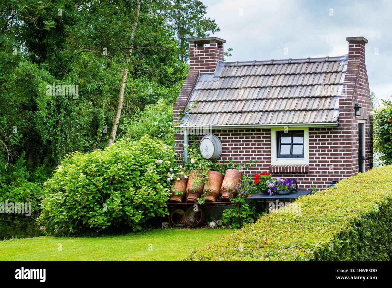 Maison traditionnelle hollandaise de lait à côté de la ferme avec de ...