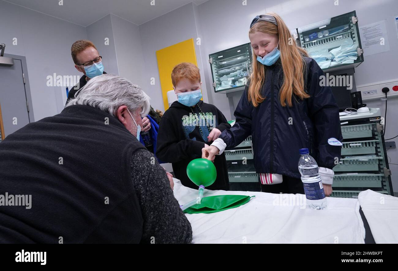 Henry et Zara Edwards présentent des équipements médicaux dans le cadre ...