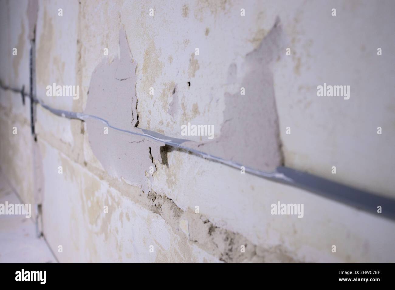 Câble électrique posé sur le mur. Remplacement du câblage. Lumière de ...