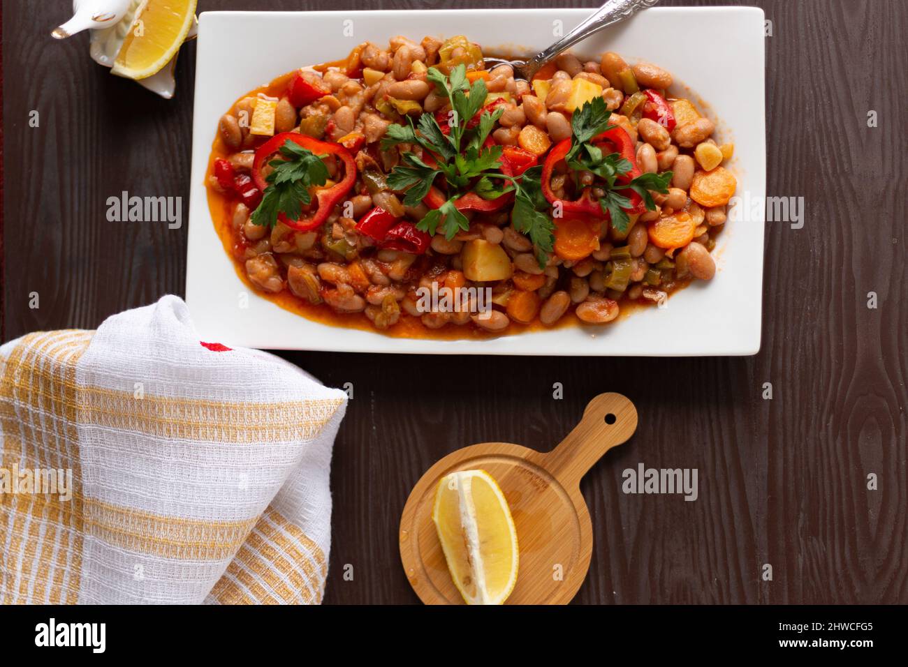 le repas de haricots rouges à l'huile d'olive est délicieux et sain ...