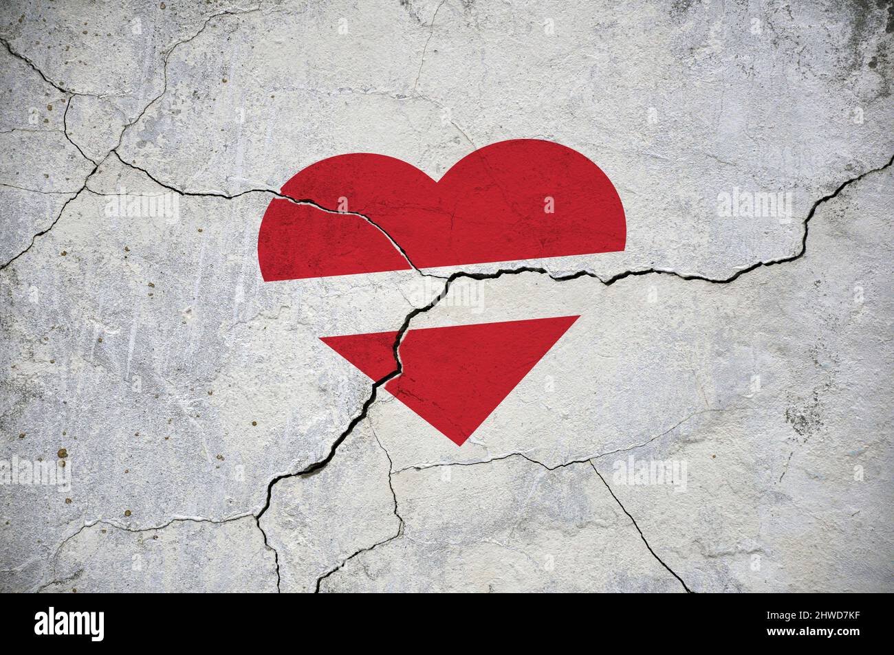 Le symbole du drapeau national de la Lettonie sous la forme d'un coeur ...