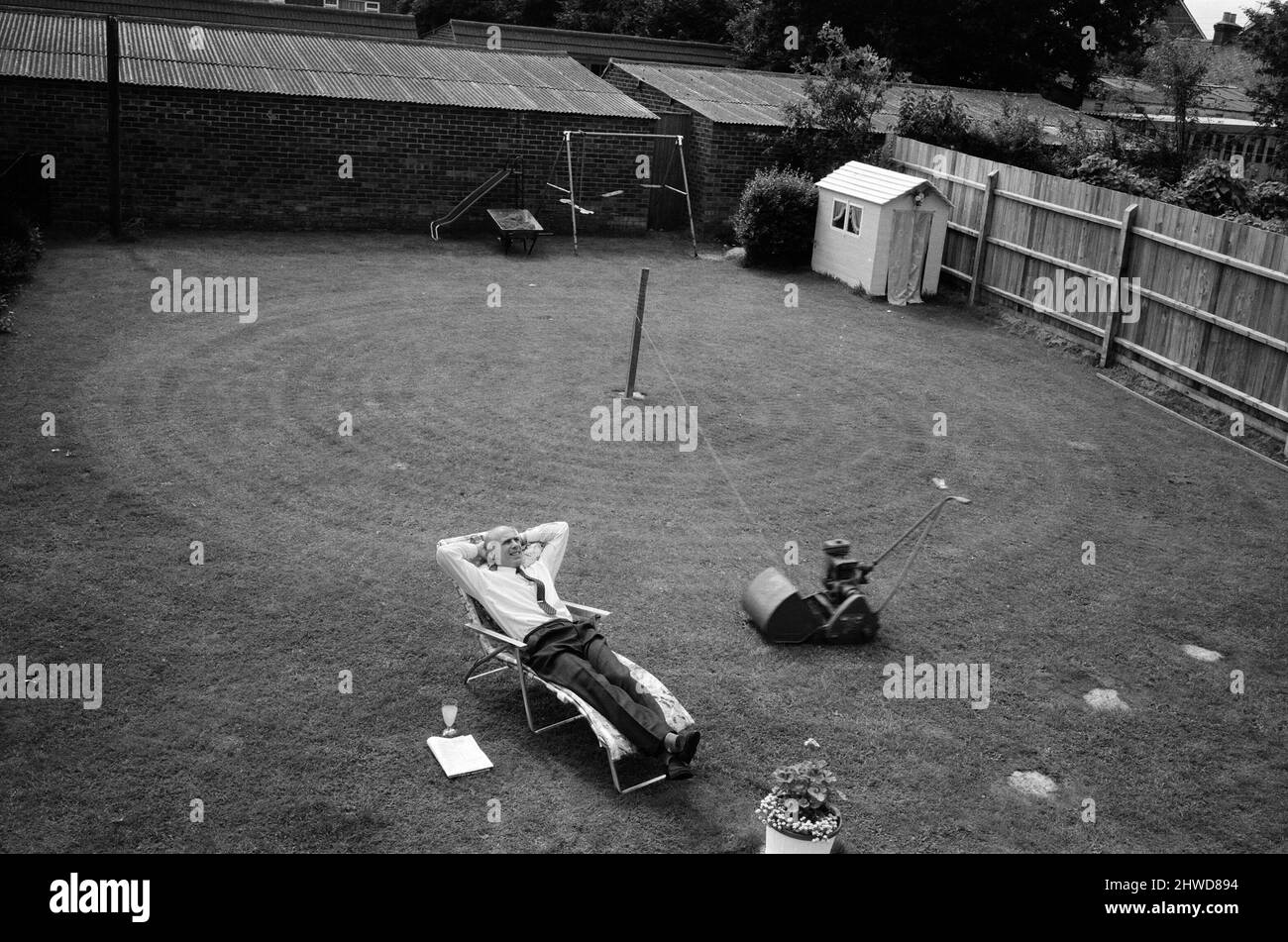 Coupe automatique de l'herbe. Pat Alley, pilote du BOAC, démontre sa ...