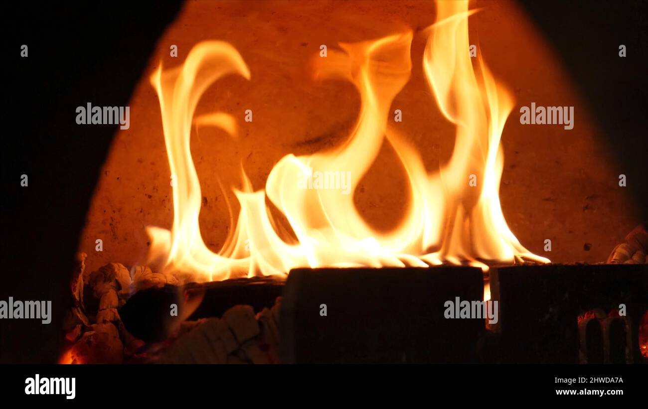 Gros plan d'une flamme de feu brûlante au four. Cadre. Belle flamme de ...