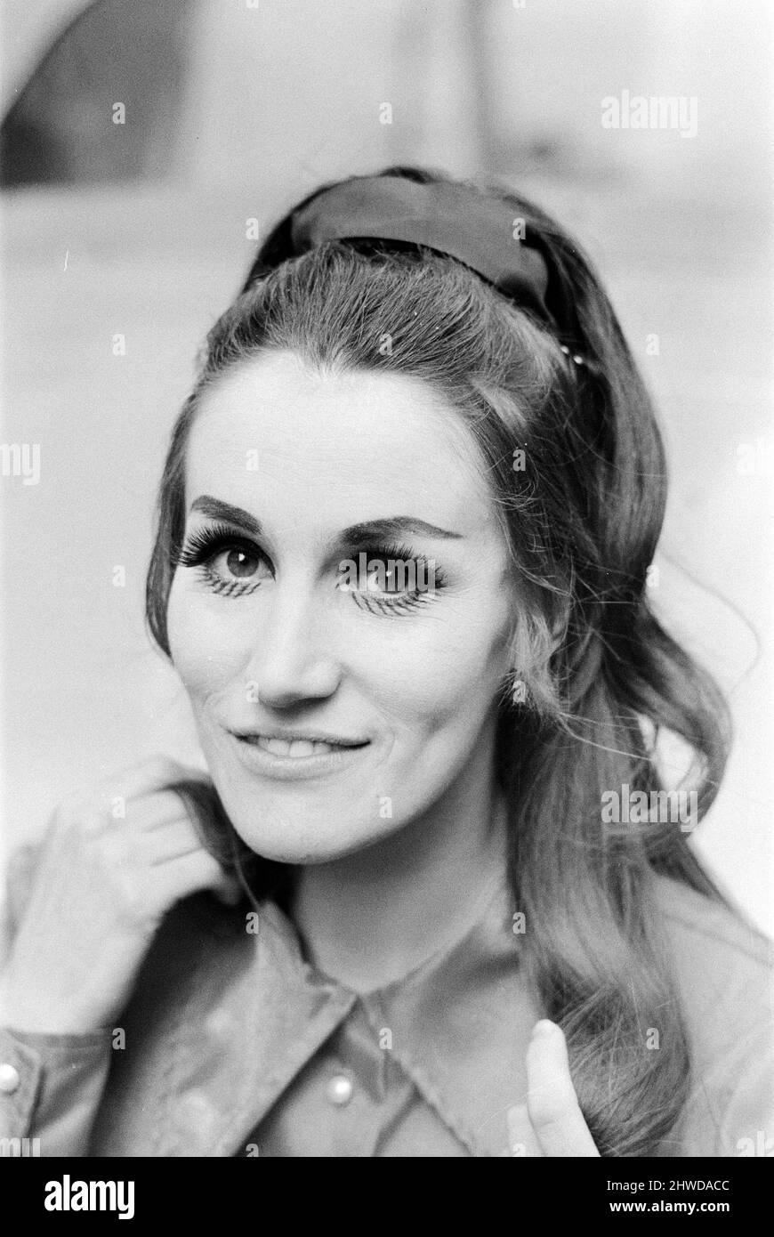 Lesley Gibb (21) soeur des frères Barry, Robin et Maurice Gibb des Bee ...