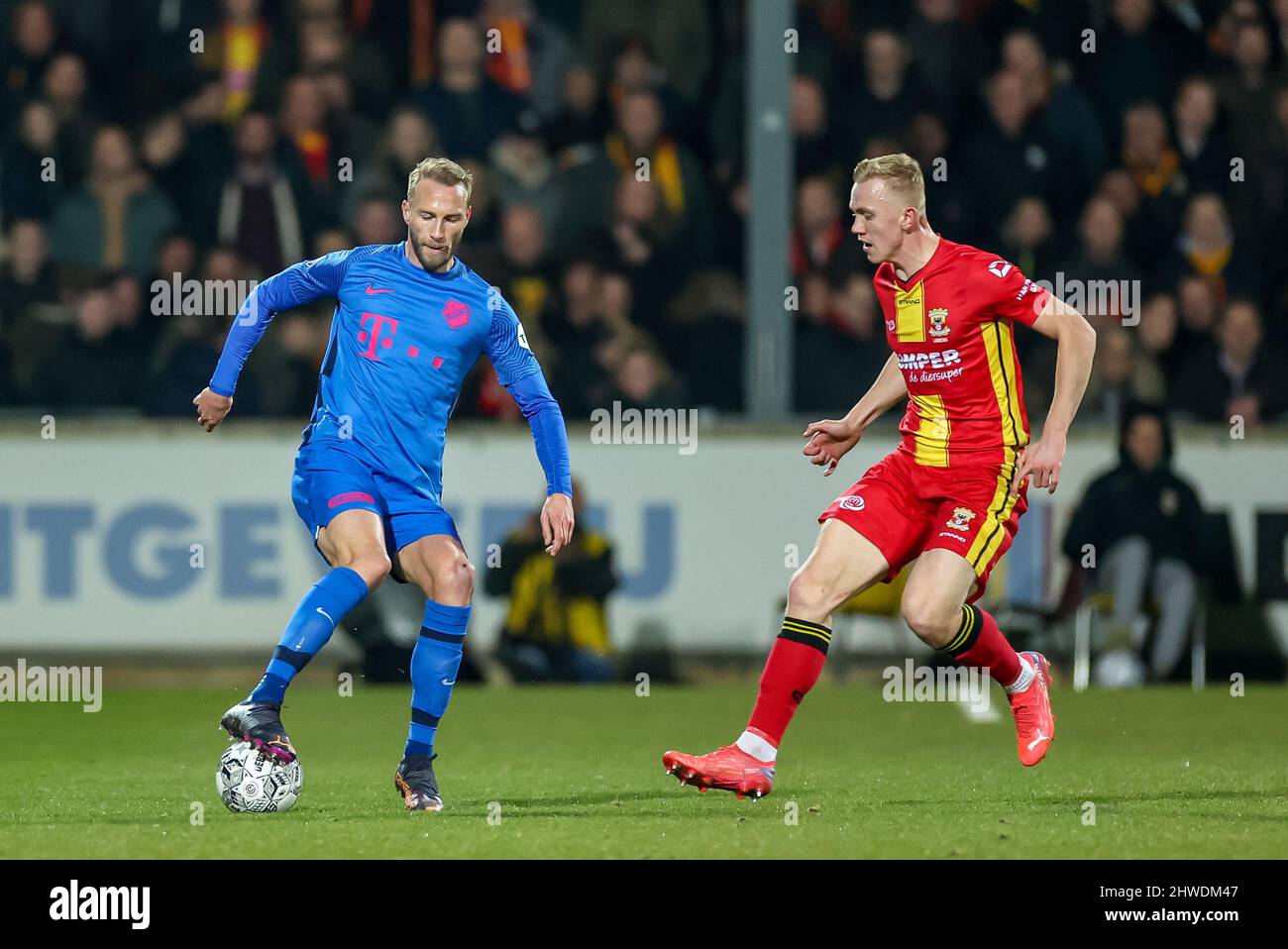 DEVENTER, PAYS-BAS - MARS 5: Mike van der Hoorn du FC Utrecht, Isac Lidberg de Vas-y Eagles ...