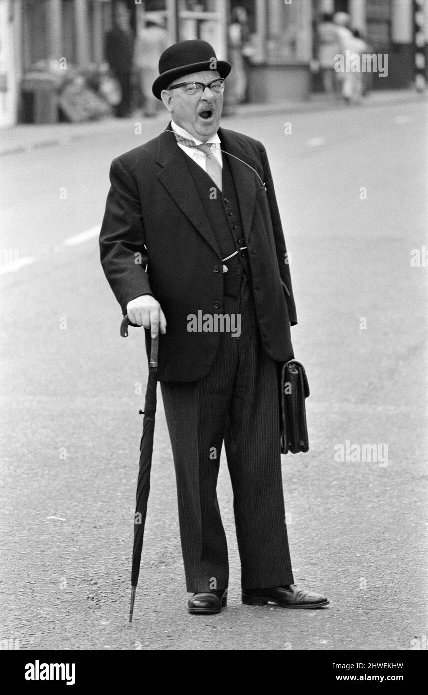Arthur Lowe comme capitaine Mainwaring pendant le tournage du film de l ...
