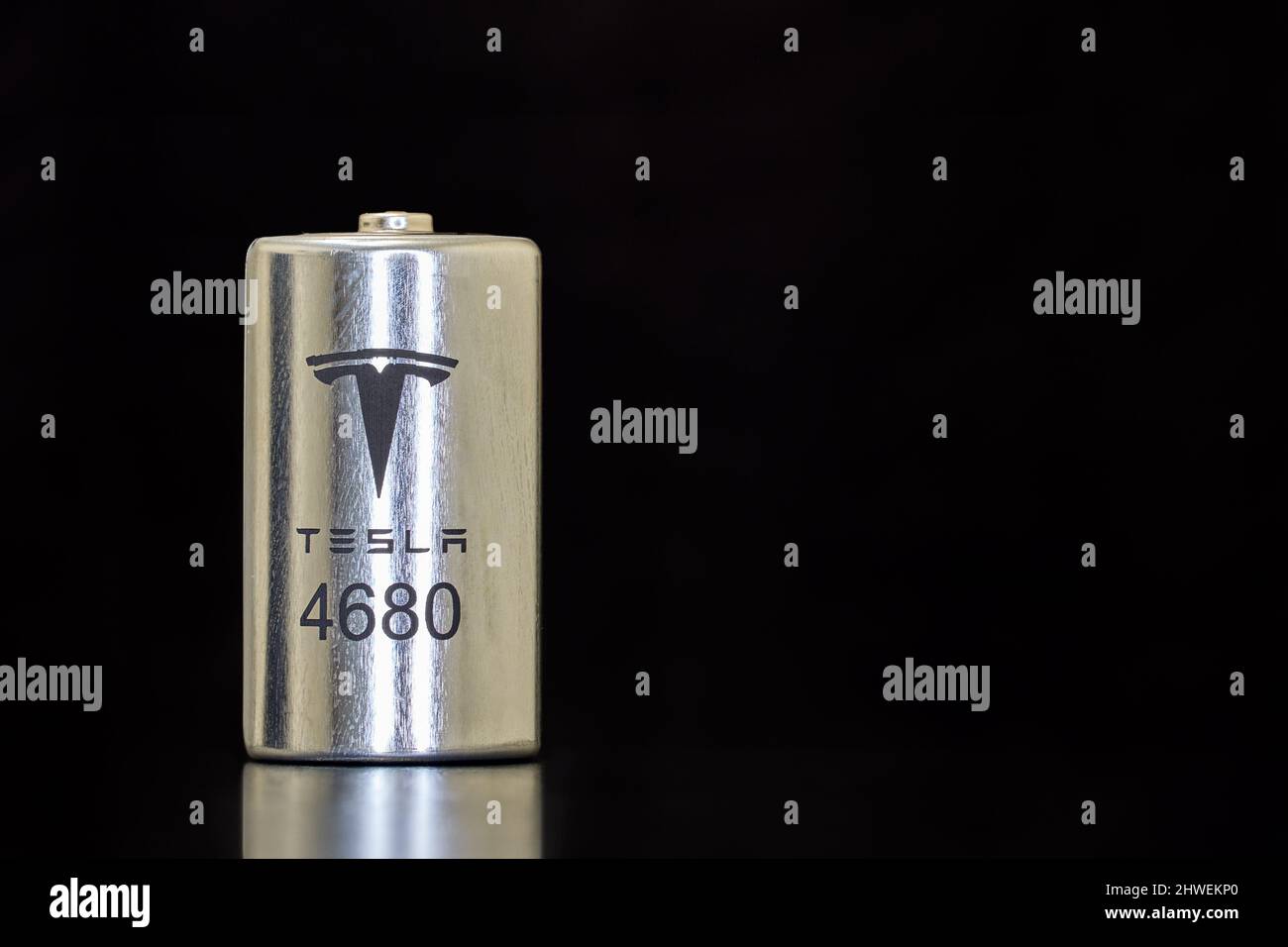 Tesla 2170 battery cell Banque de photographies et d’images à haute ...
