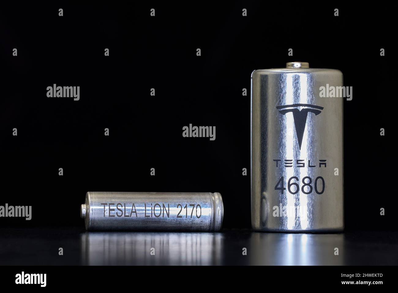 Tesla 2170 battery cell Banque de photographies et d’images à haute ...