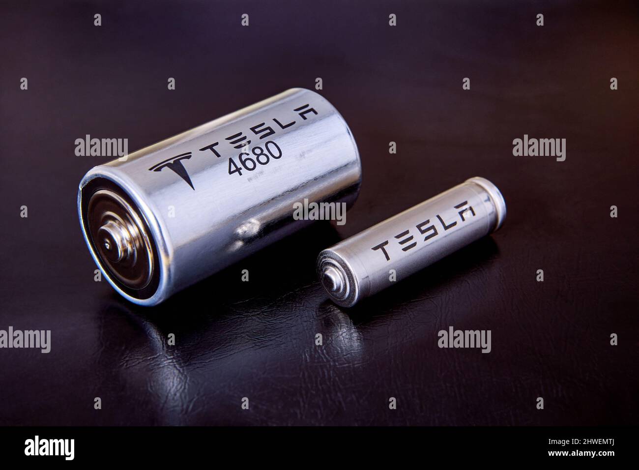 Tesla 2170 battery cell Banque de photographies et d’images à haute ...