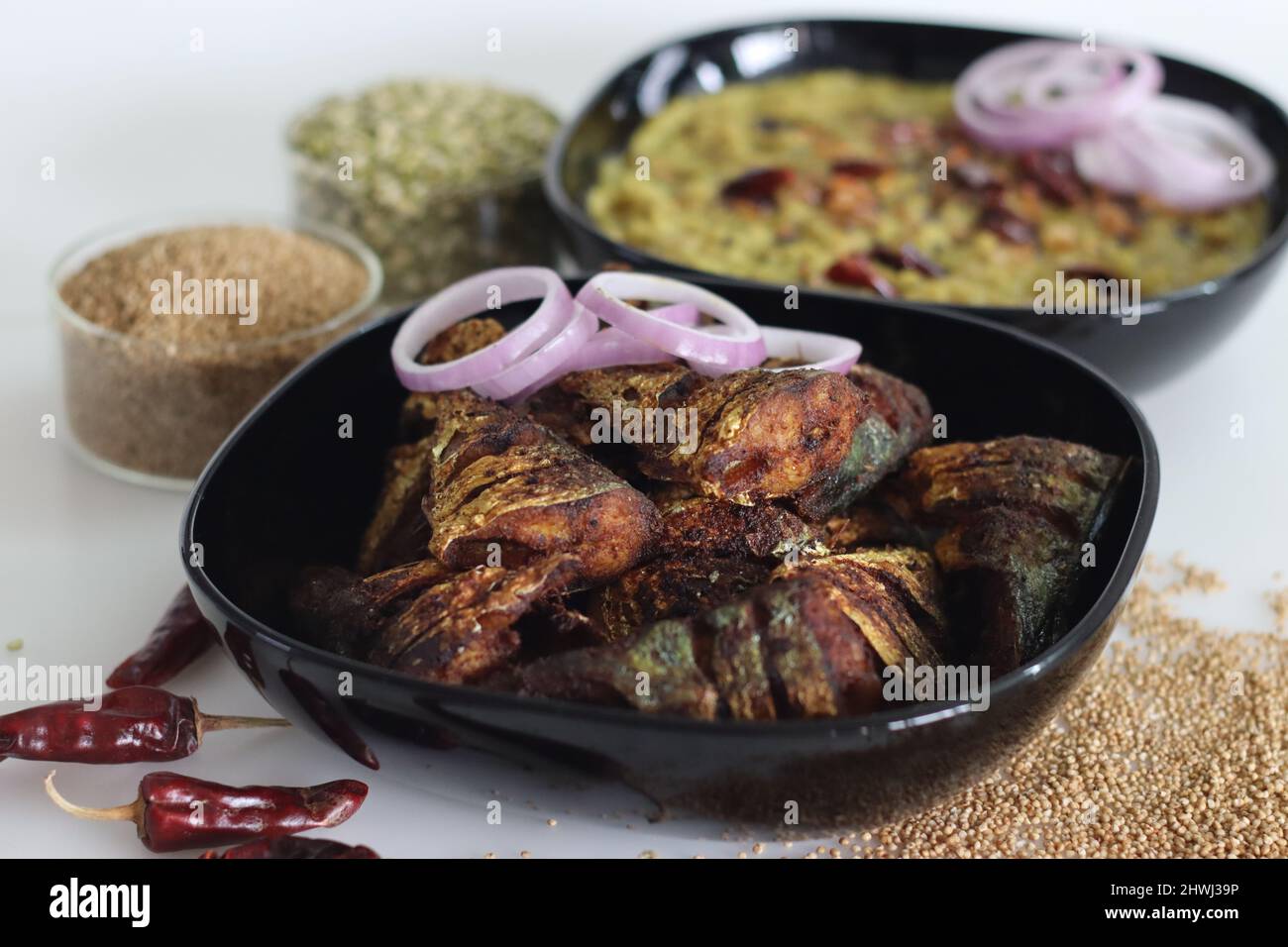 Poisson mariné et frit peu profond au maquereau servi avec une ...