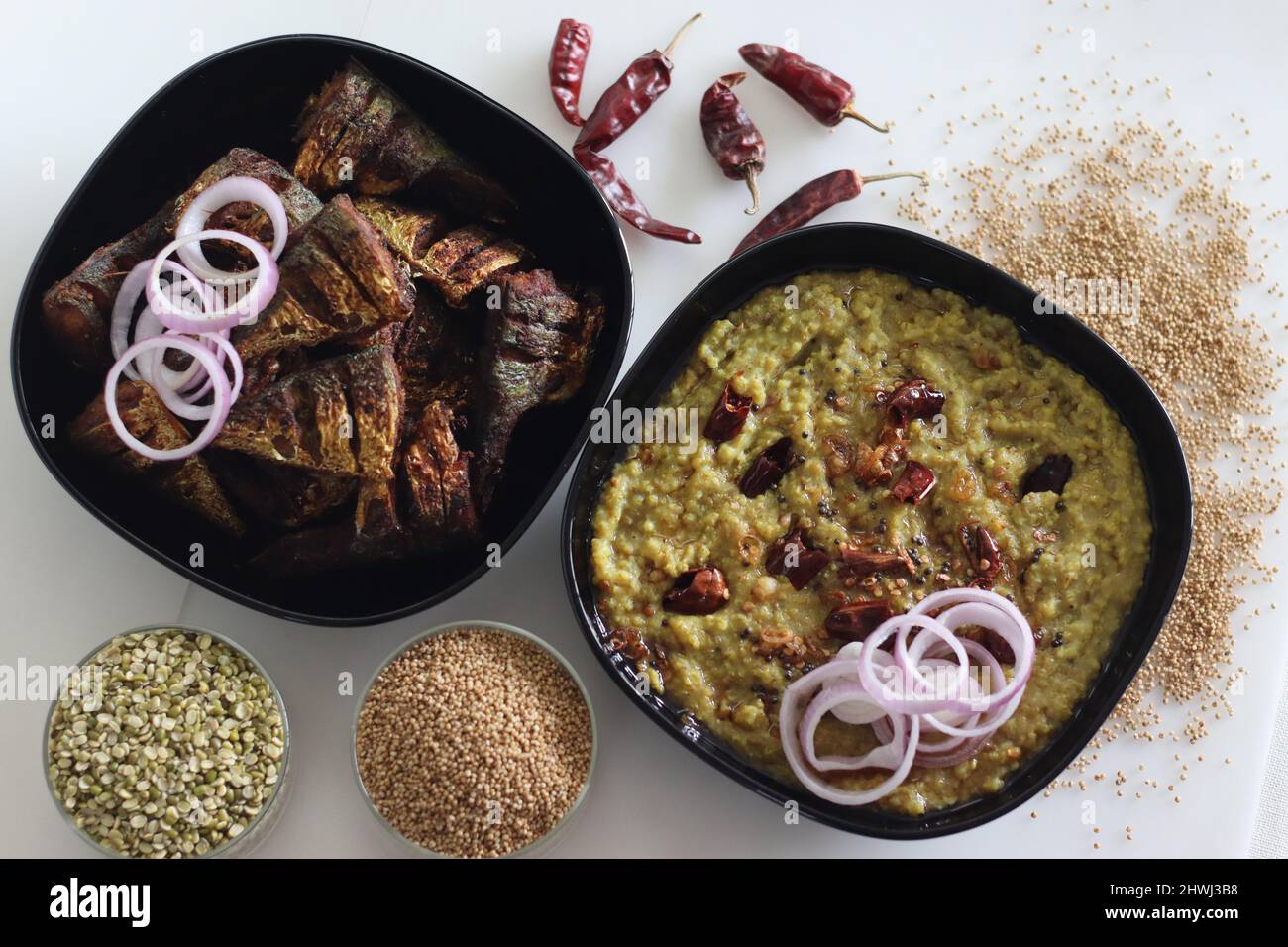 Une préparation en pot avec du millet kodo, des lentilles de haricots ...