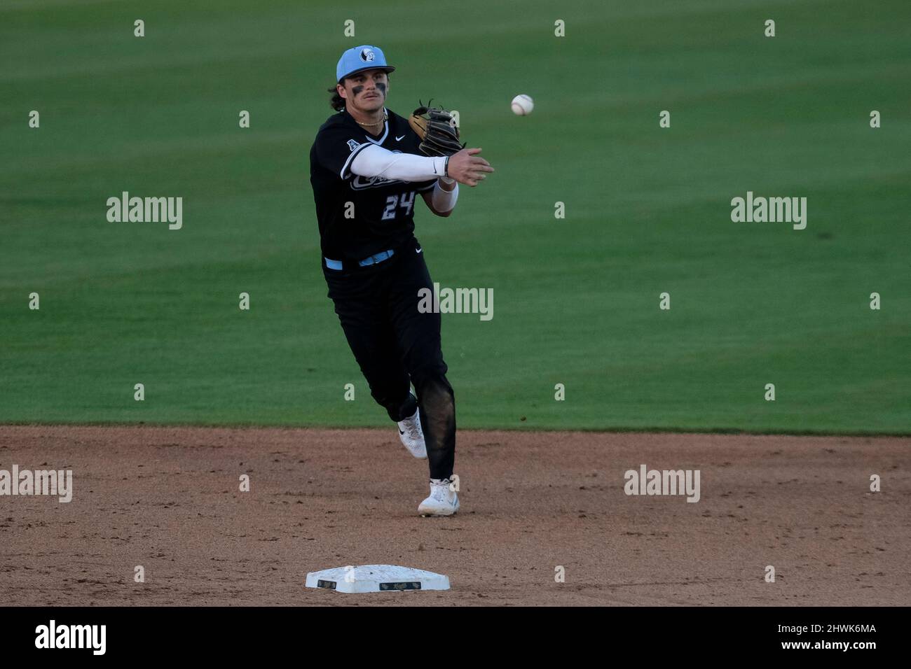 05 MARS 2022: UCF Shortstop Alex Freeland (#24) jette le ballon à la ...