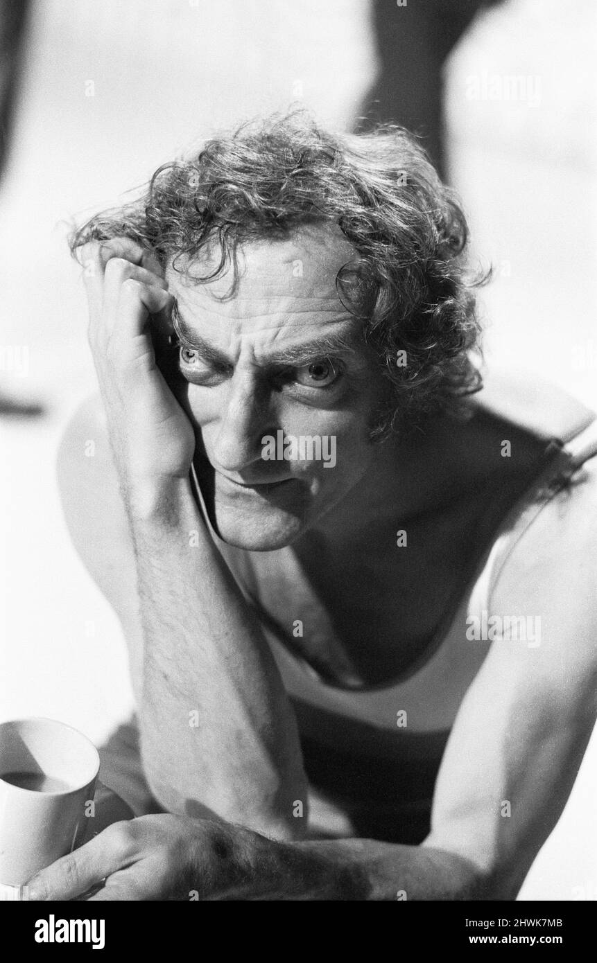 Le comédien Marty Feldman pose pour le caméraman de miroir Ron Burton ...