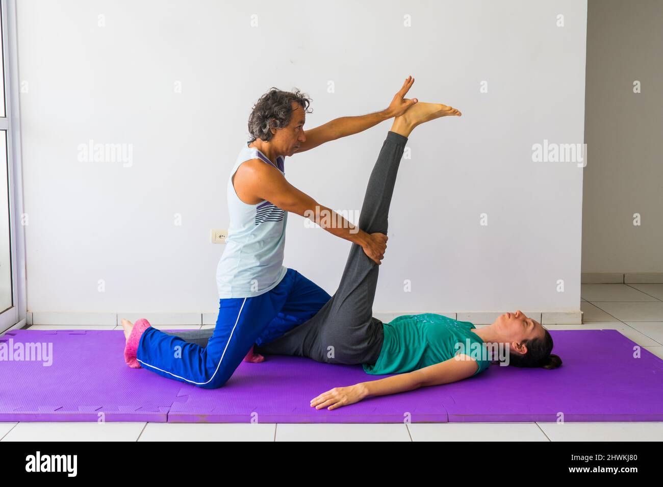 Massage thaï traditionnel extensible pour les muscles du hamstring ...