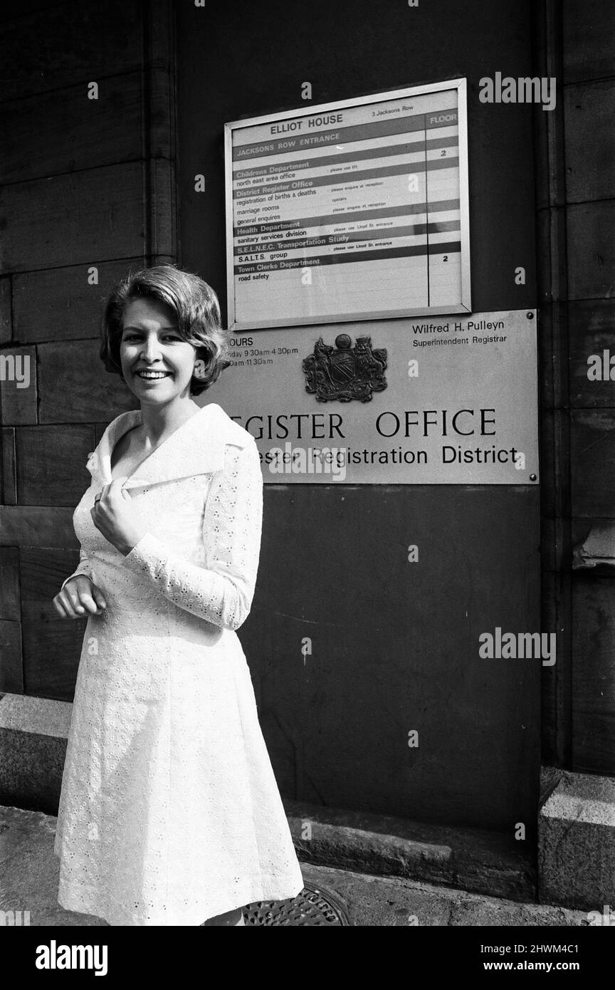 L'actrice Anne Reid épouse Peter Eckersley au bureau d'enregistrement ...