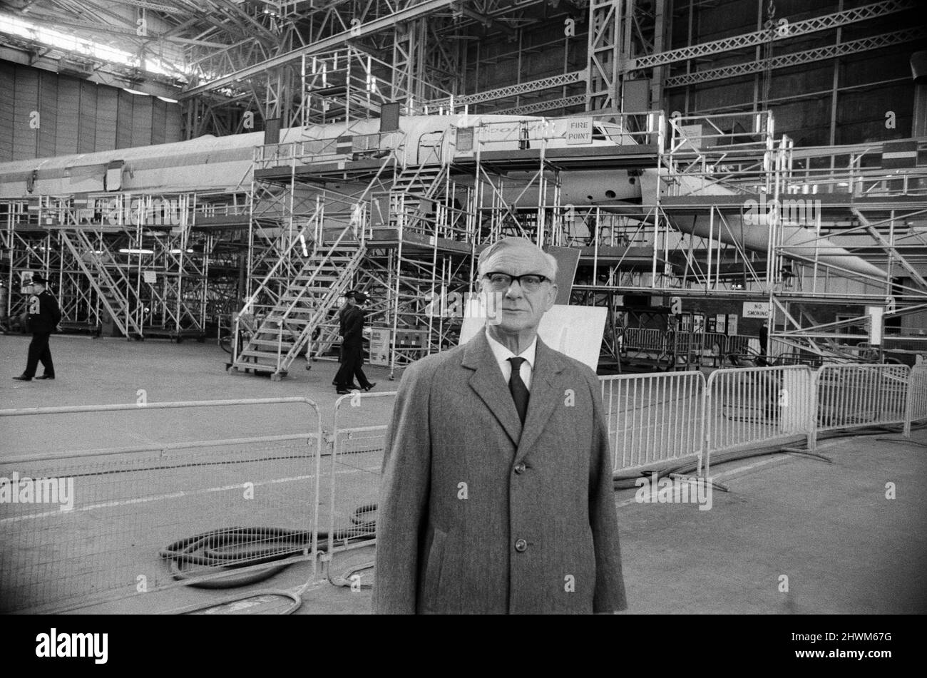 Le Dr Archibald Russell, président sortant de la British Aircraft ...