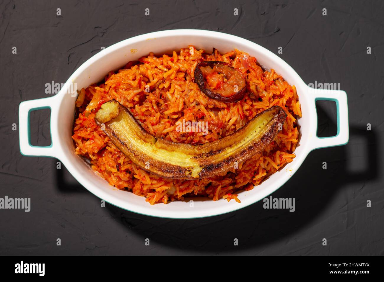 Riz Jollof avec banane frite. Riz nigérian traditionnel avec tomates ...